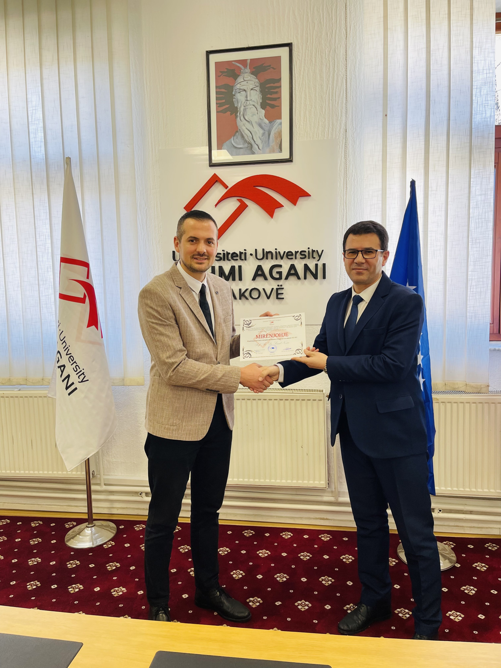 Rektori Bunjaku ndanë mirënjohjet profesorëve dhe asistentëve me ...