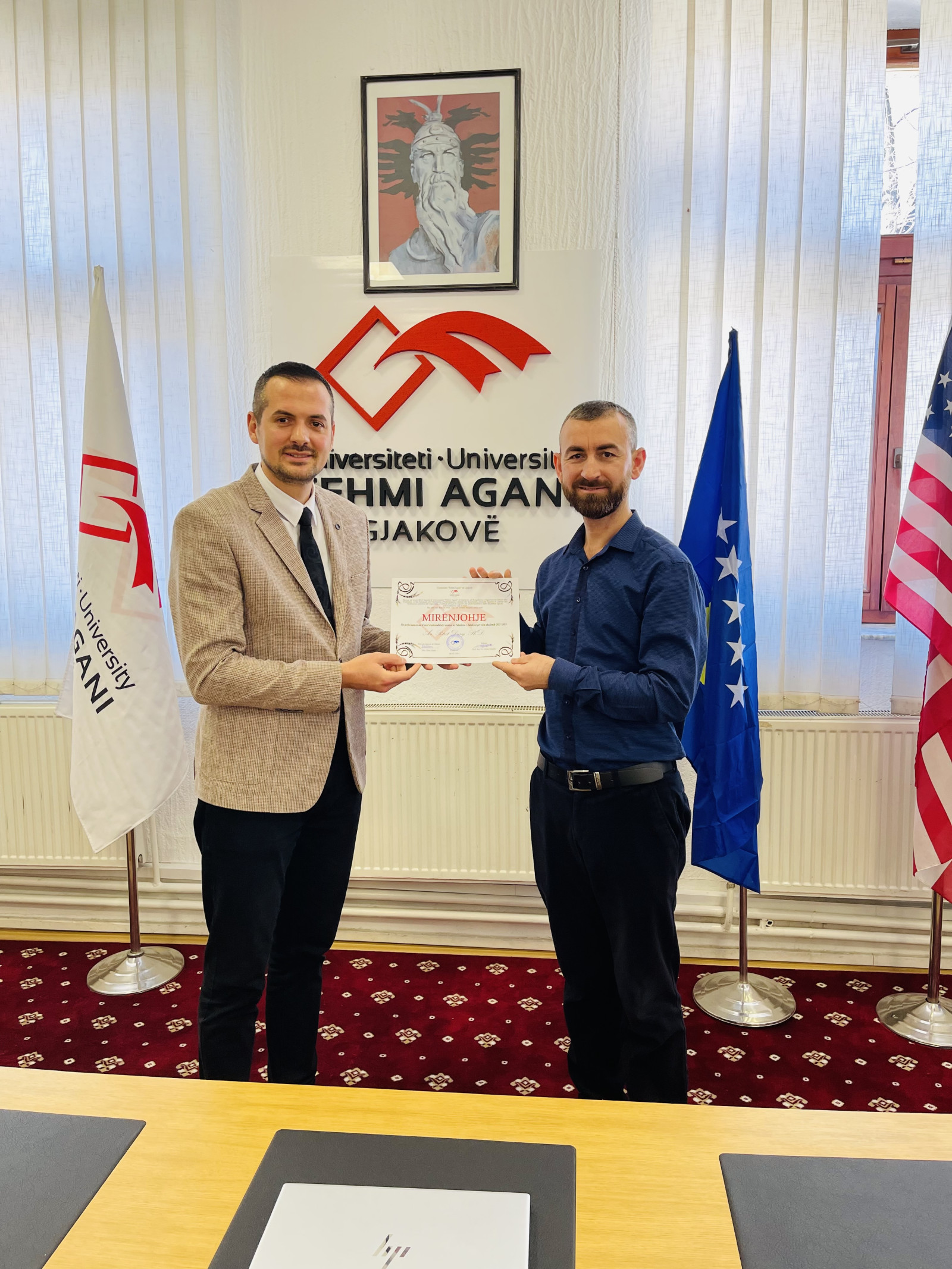 Rektori Bunjaku ndanë mirënjohjet profesorëve dhe asistentëve me ...