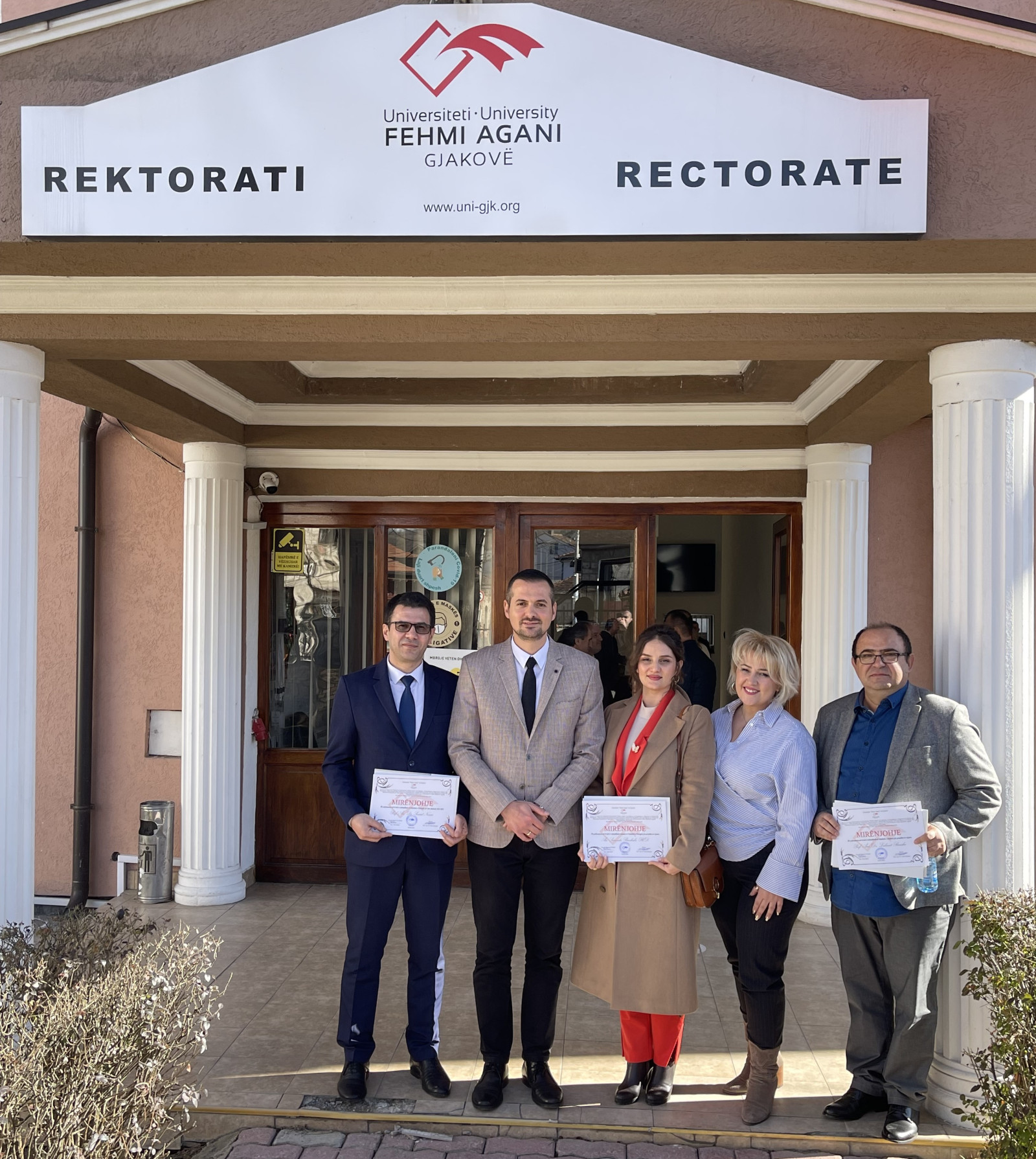 Rektori Bunjaku ndanë mirënjohjet profesorëve dhe asistentëve me ...