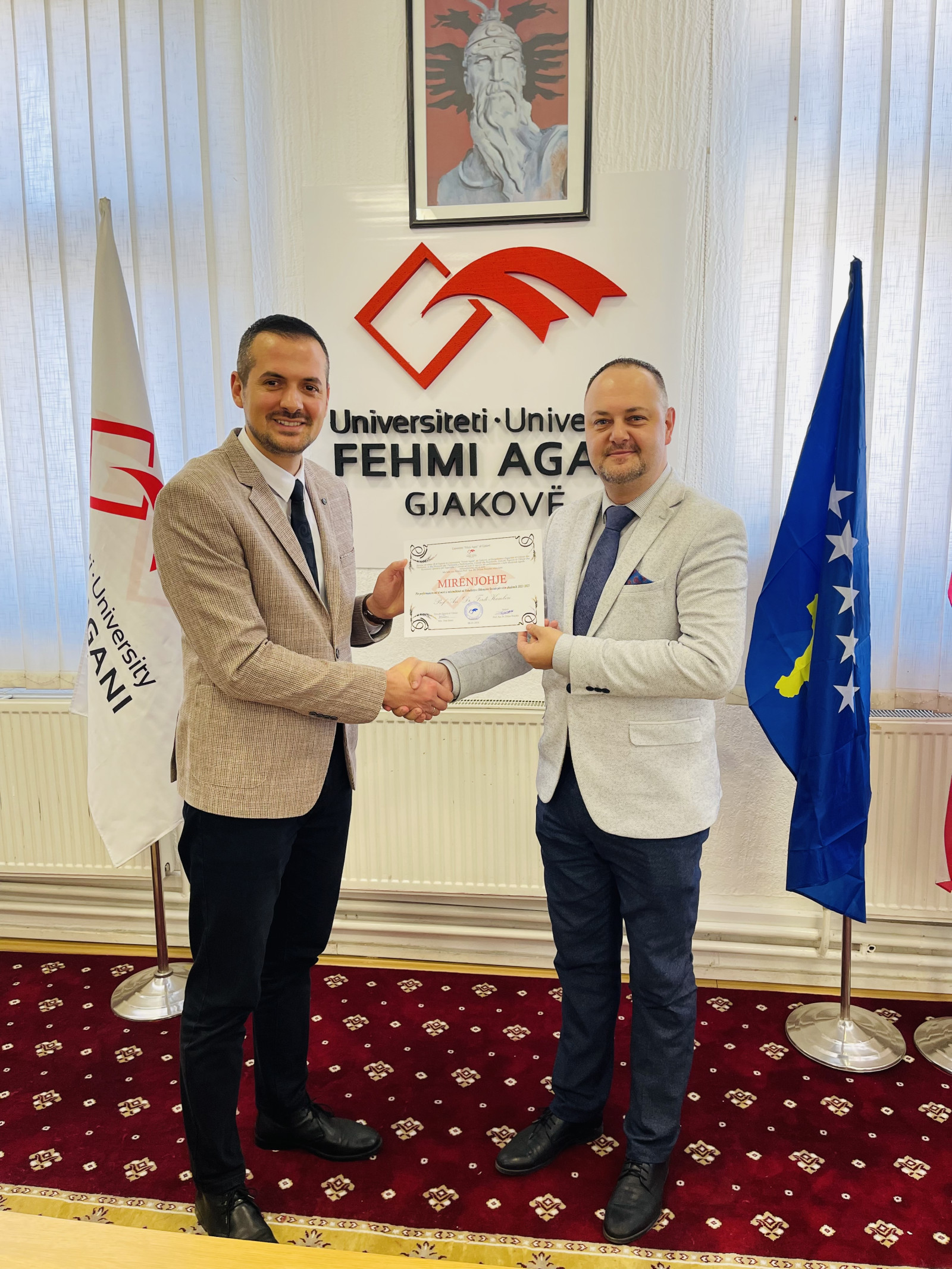 Rektori Bunjaku ndanë mirënjohjet profesorëve dhe asistentëve me ...