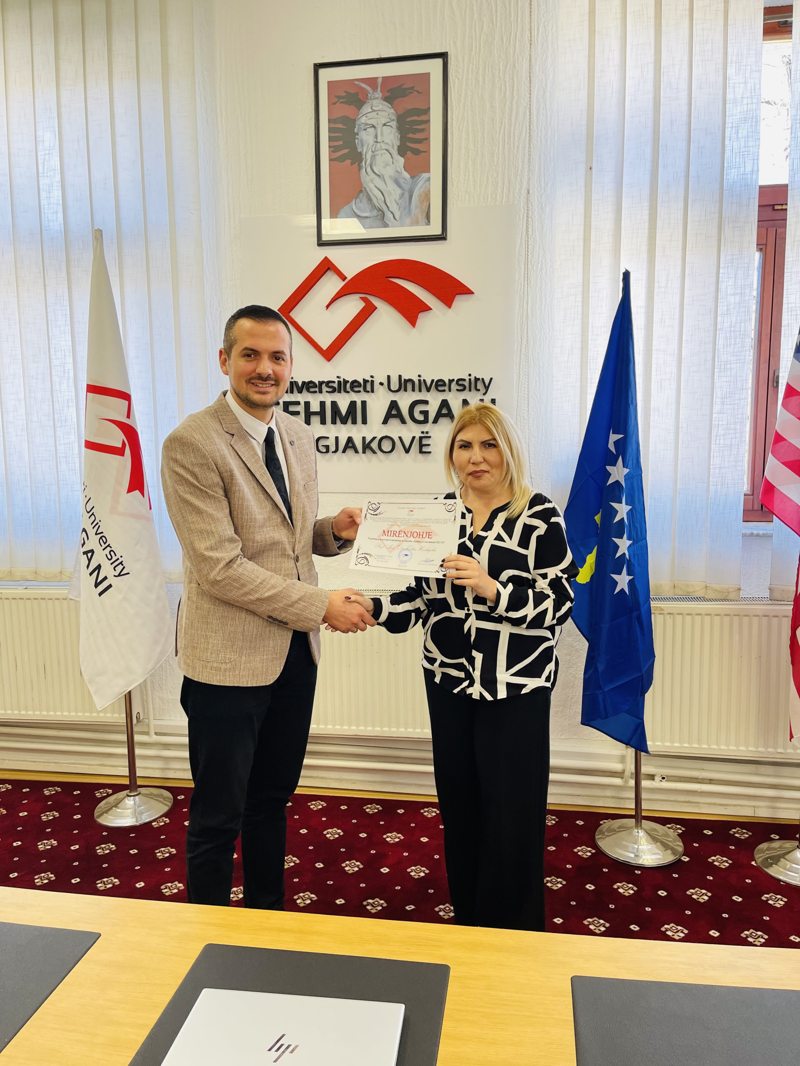 Rektori Bunjaku ndanë mirënjohjet profesorëve dhe asistentëve me ...