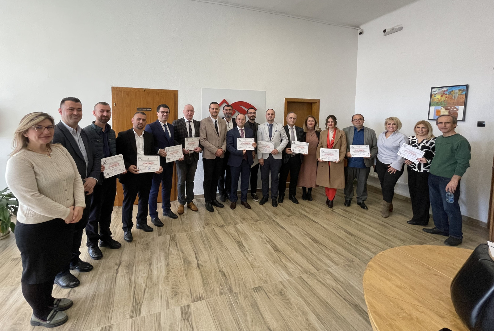 Rektori Bunjaku ndanë mirënjohjet profesorëve dhe asistentëve me ...