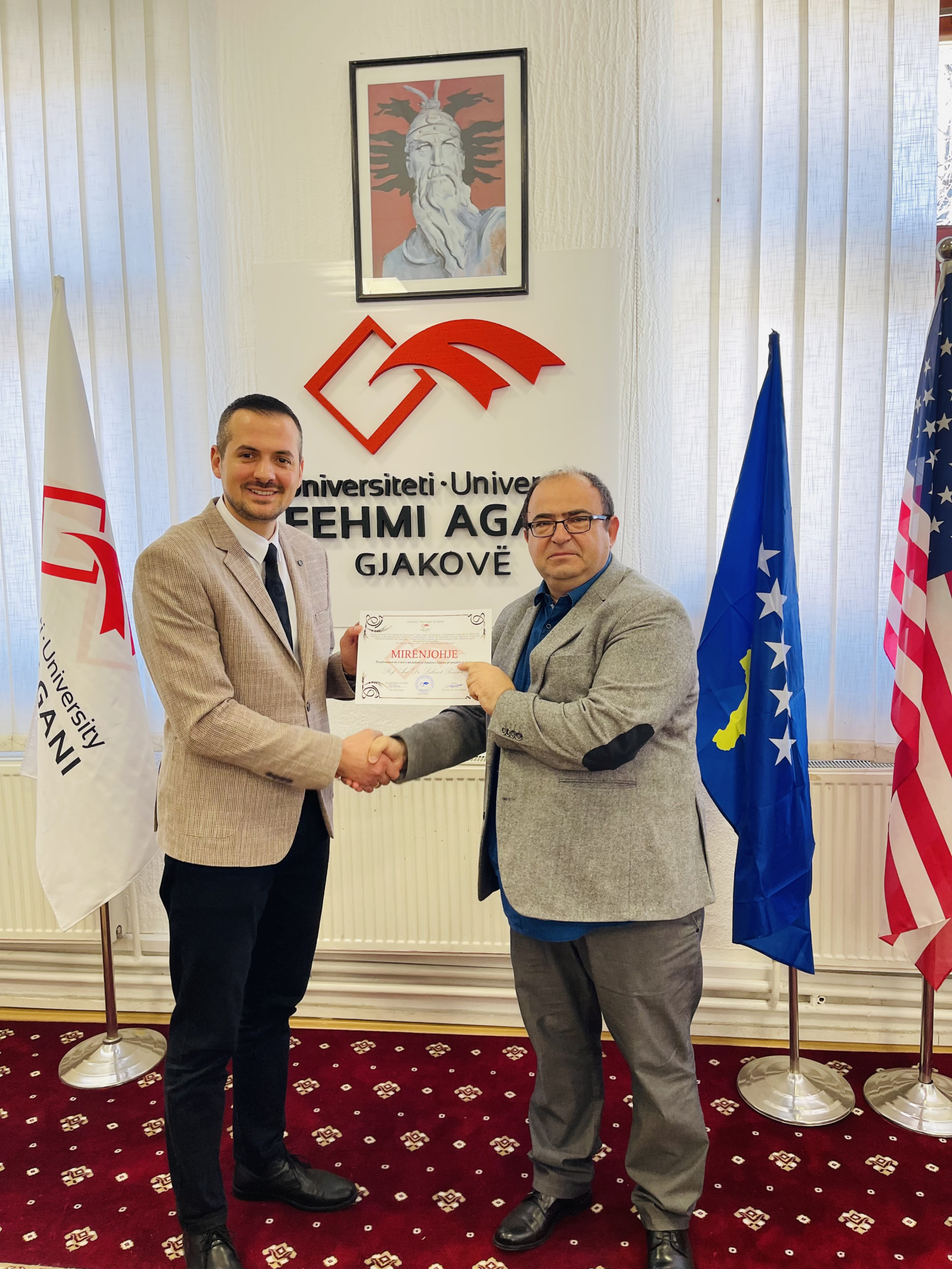 Rektori Bunjaku ndanë mirënjohjet profesorëve dhe asistentëve me ...