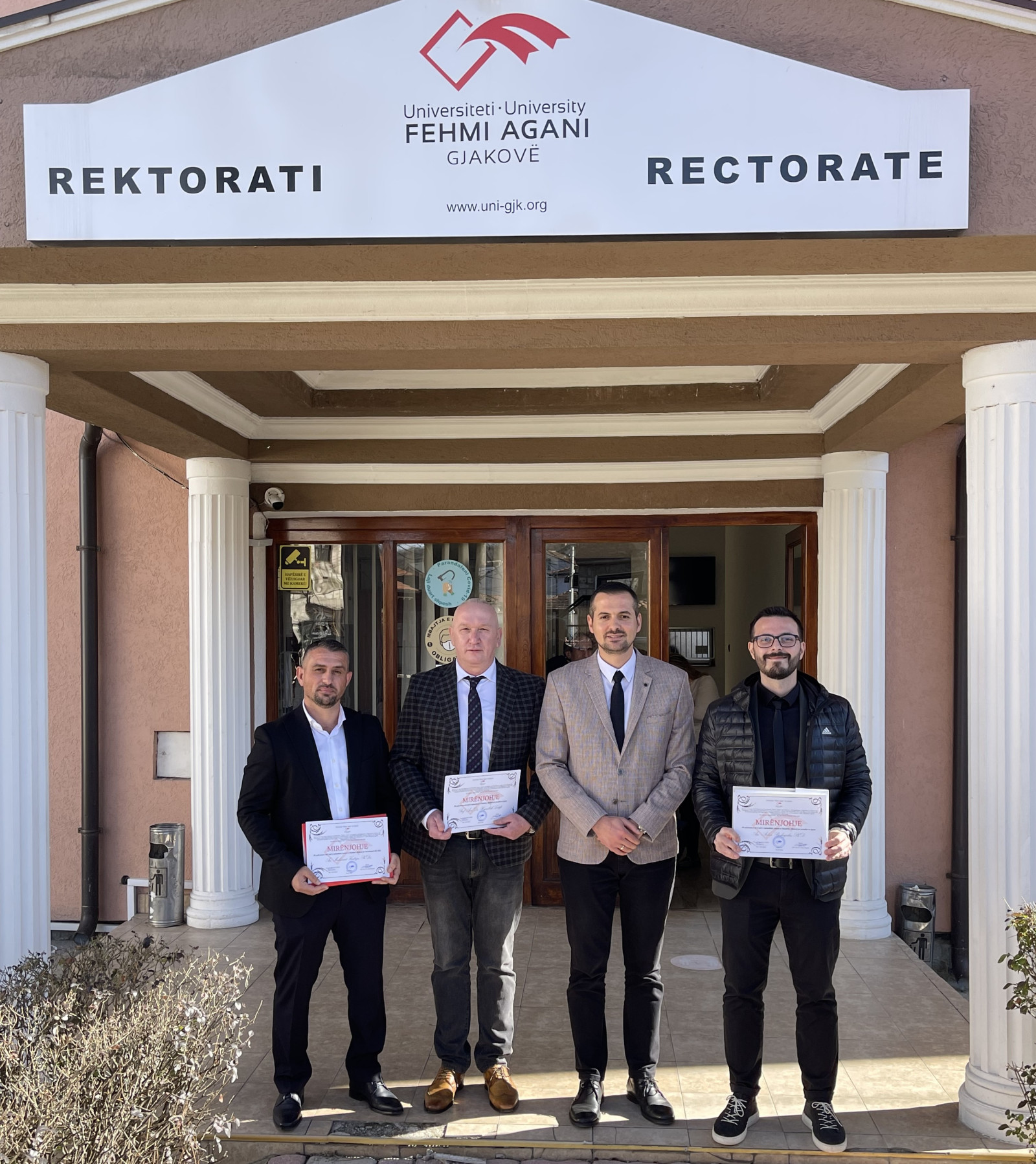 Rektori Bunjaku ndanë mirënjohjet profesorëve dhe asistentëve me ...