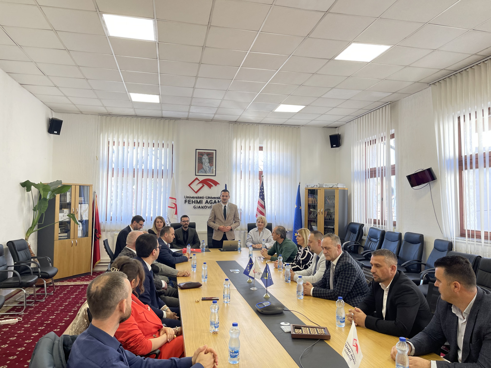 Rektori Bunjaku ndanë mirënjohjet profesorëve dhe asistentëve me ...